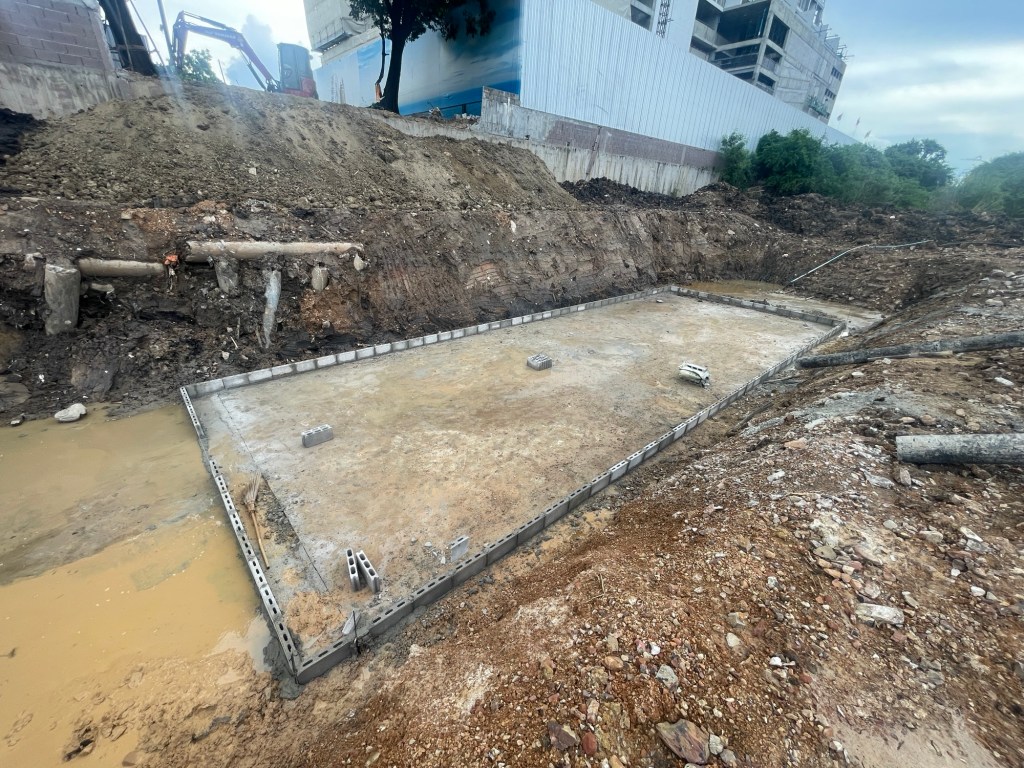 งานก่อสร้างทางเชื่อม สะพานระหว่าง คอนโดนาวา วานา กับ สถานีรถไฟหนองแก ...