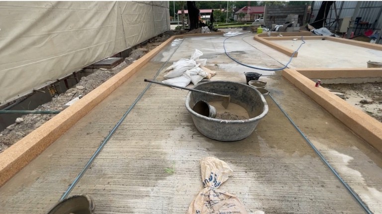 งานทรายล้าง สวยๆ พื้นถนนทางเชื่อม คอนโด วานา นาวา กับ สถานีรถไฟ – 💯 ...